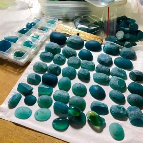 Types of Chalcedony (All Colors, Varieties, & Lots of Pics)