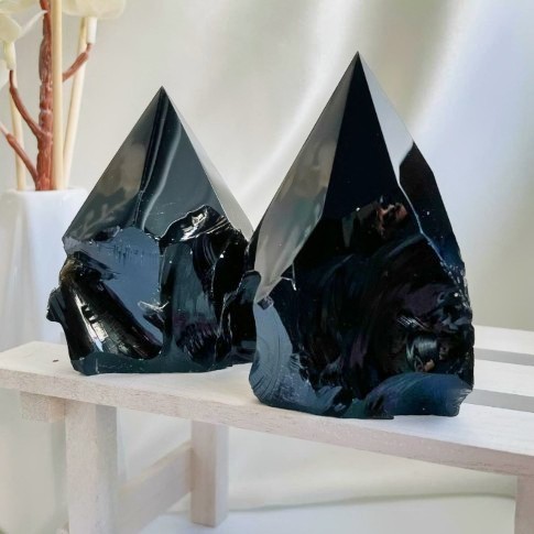 101 Varieties of Obsidian (Become a Pro in Spotting Them)